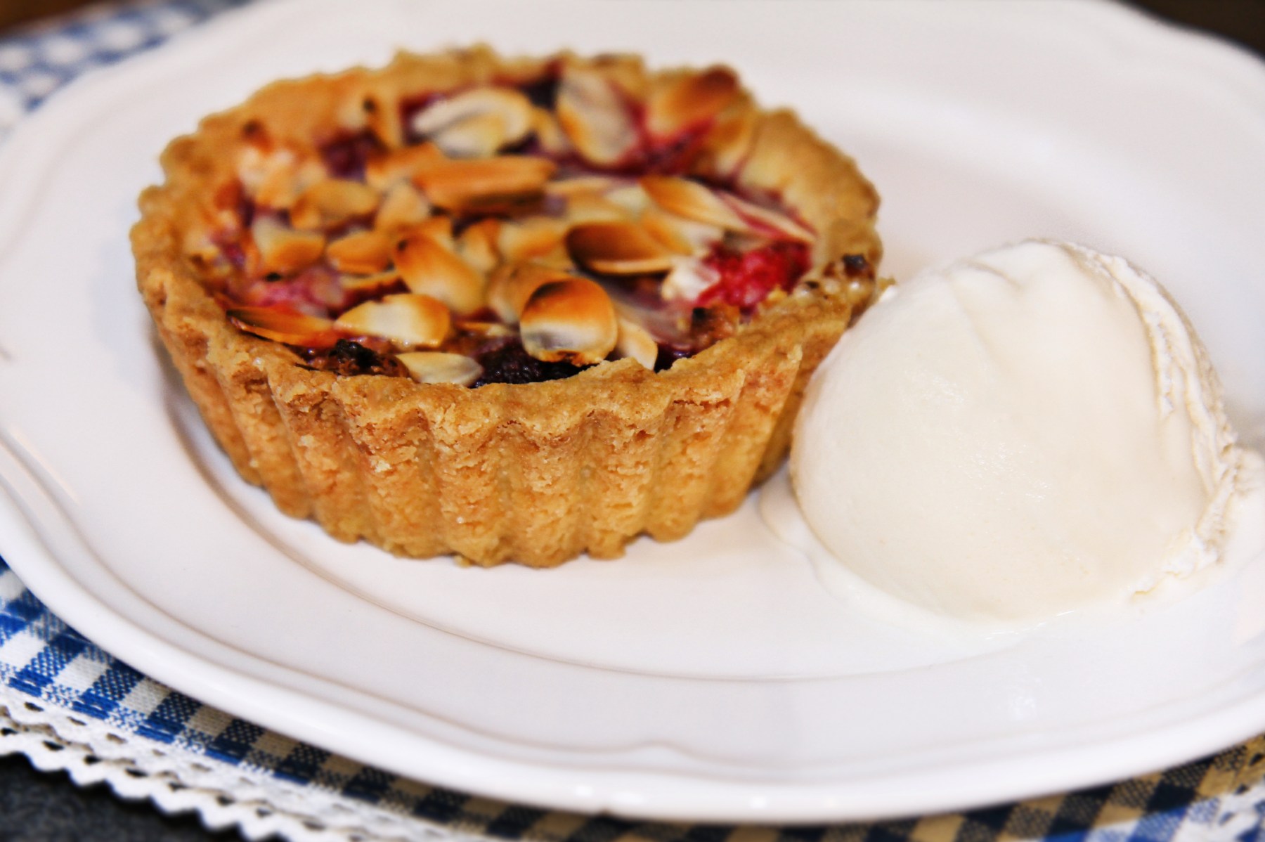 Hindberjabaka með hvítu súkkulaði og möndluflögum – Ljúfmeti og lekkerheit