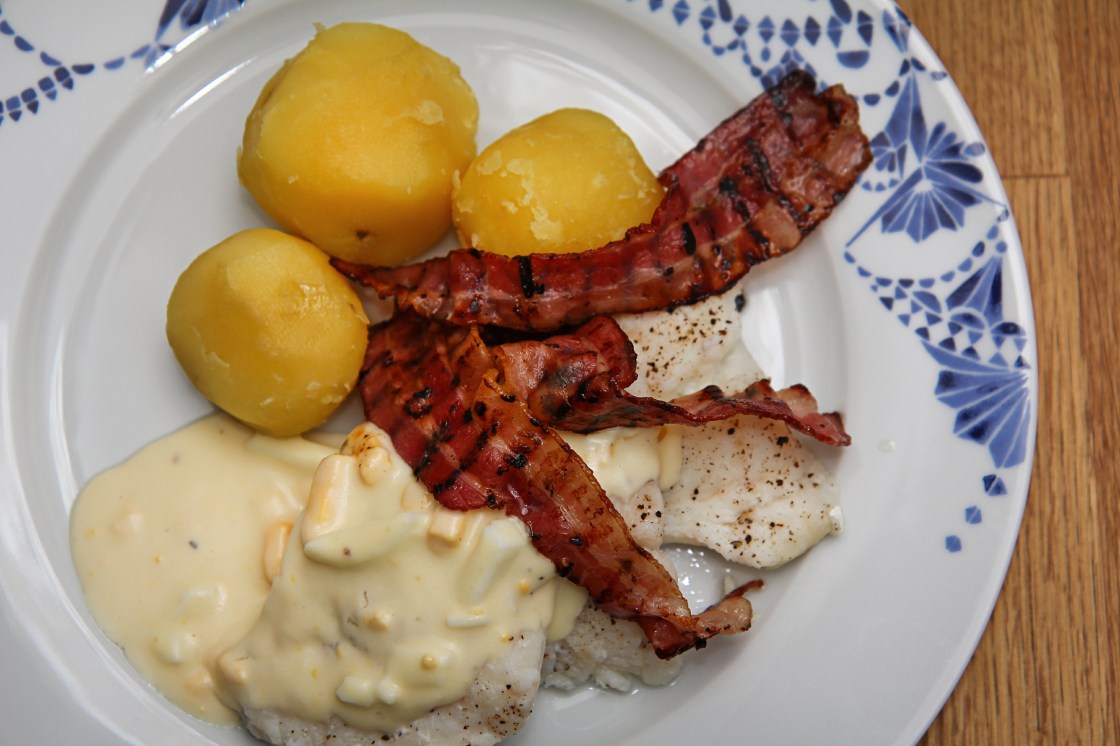 Fiskur með beikoni og eggjasósu – Ljúfmeti og lekkerheit